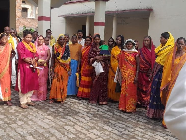 Tribals in Duddhi complained against the bullies | दुद्धी में ...