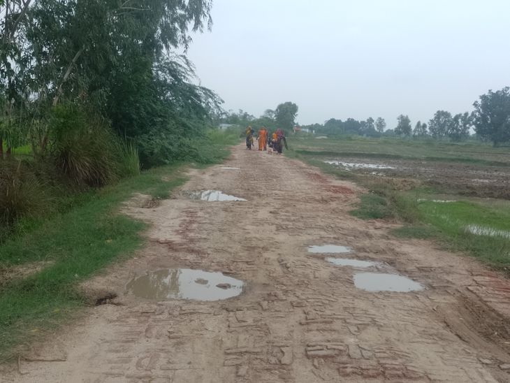 The main road of Parora village became a problem | परौरा गांव का मुख्य ...