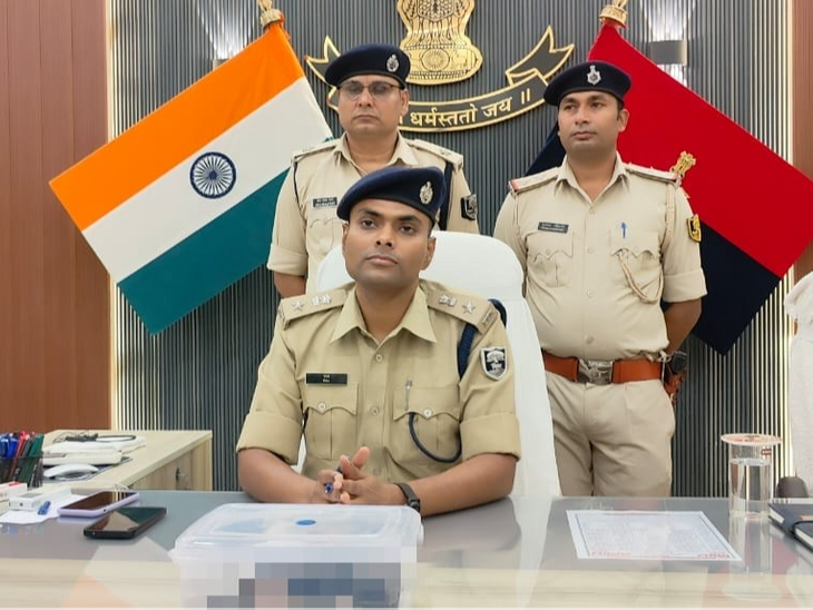 Three criminals arrested while planning a crime,Town Police Station ...