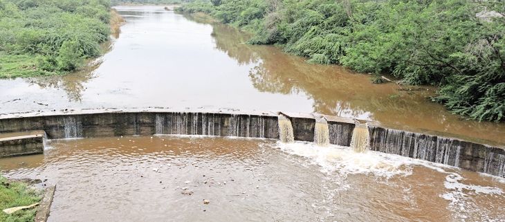 Two river anicuts of the city overflowed, 10 MCFT water came into Som ...