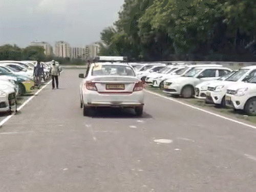 Drivers protested against Ola-Uber in Lucknow