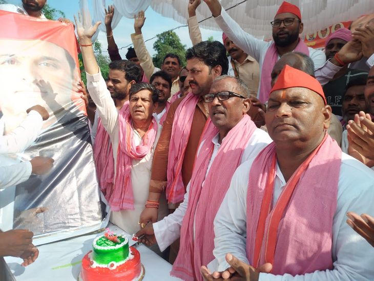 SP leaders planted trees and cut cake in Gosaiganj | सपा प्रमुख अखिलेश ...