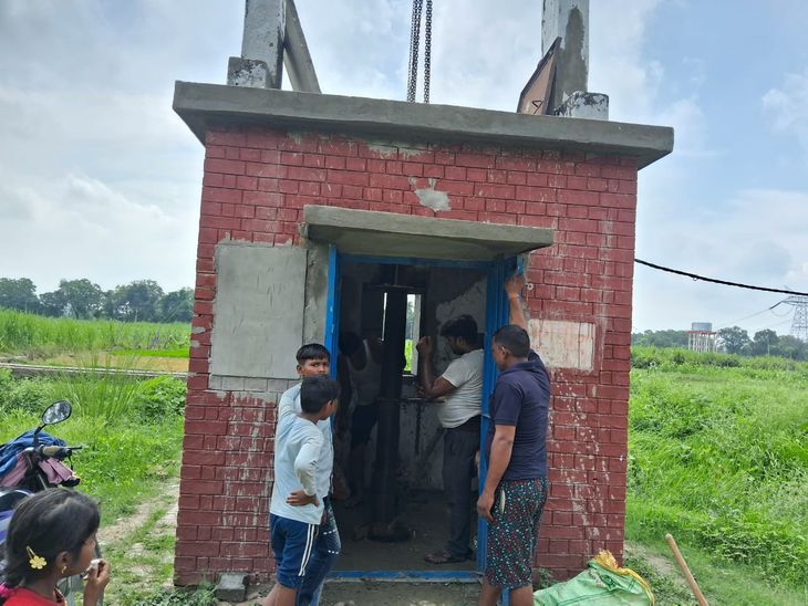 Government tube well is damaged in Gaura