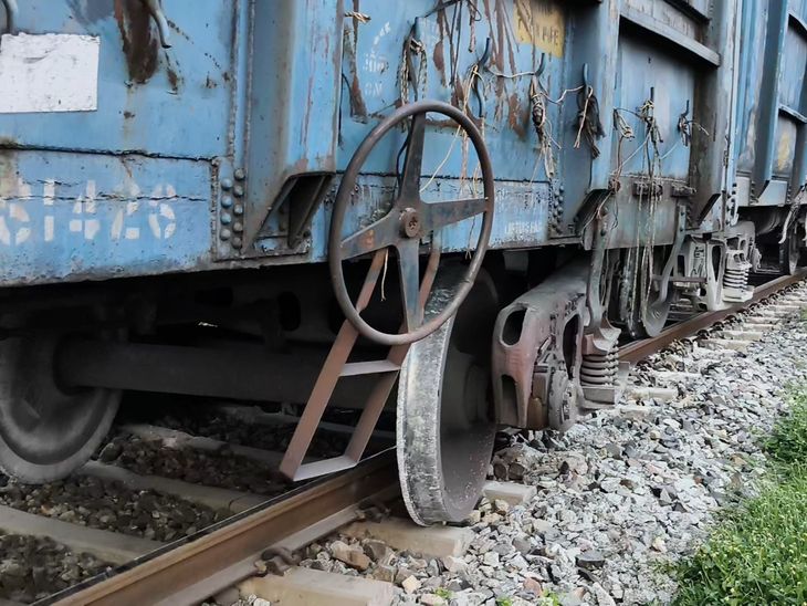 The wheel of the goods train derailed | मालगाड़ी का चक्का पटरी से उतरा ...