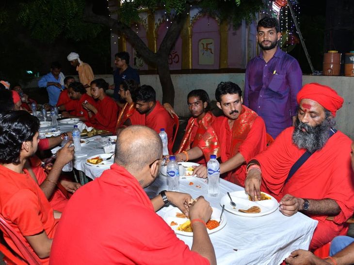 Huge feast on the renovation of the temple | मंदिर के जीर्णोद्धार पर ...