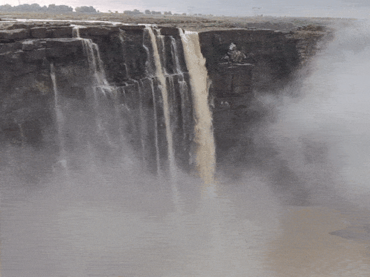 Video of water falling from a height of 650 feet | 650 फीट ऊंचाई से ...
