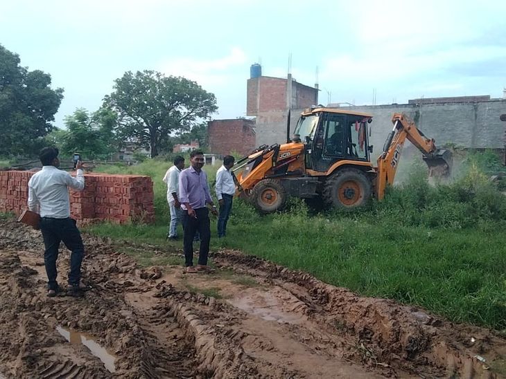 Encroachment removed from government land in Sitapur | सीतापुर में ...