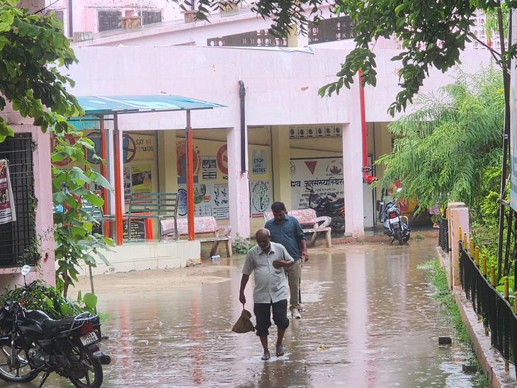 Waterlogging in Bikapur Community Health Center of Ayodhya | अयोध्या के ...