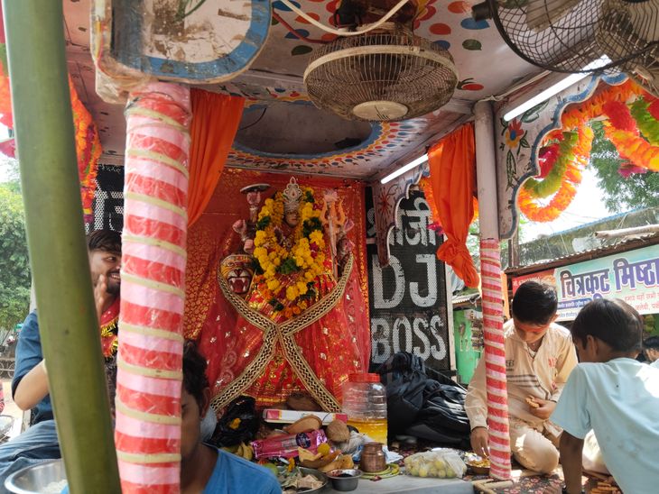 50 devotees from Sabalgarh on Vaishno Devi pilgrimage on foot | सबलगढ़ ...
