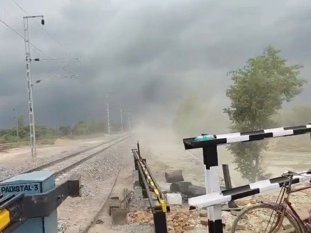 Speed trial on Gonda-Budhwal railway line | गोंडा-बुढ़वल रेल लाइन पर ...