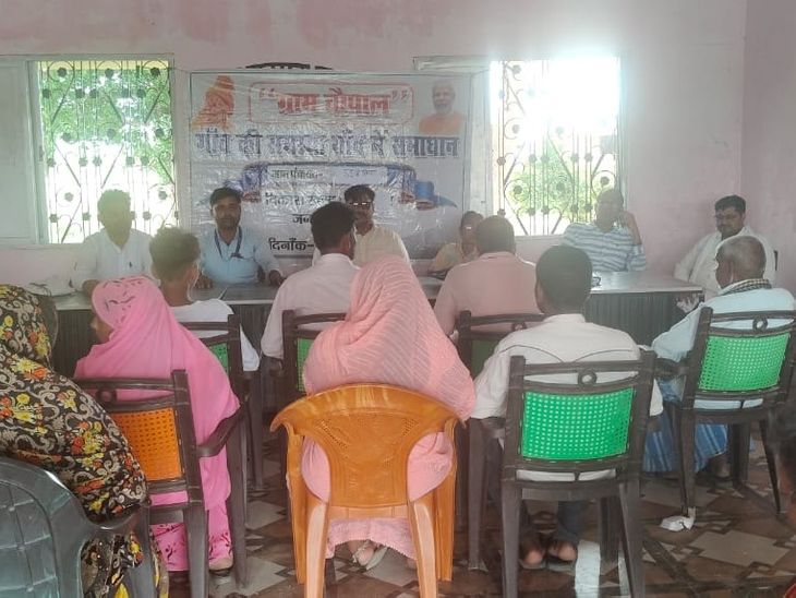 Anganwadi complaint in Dadwa Tiwari Village Chaupal | डड़वा तिवारी ...