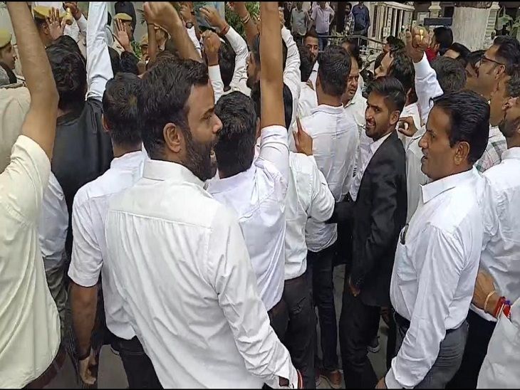 Fierce protest by lawyers, scuffle with police | उदयपुर में वकीलों का ...