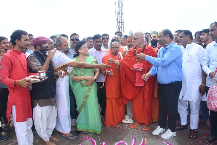 Saints inaugurated the gate built with public cooperation at Hathi ...