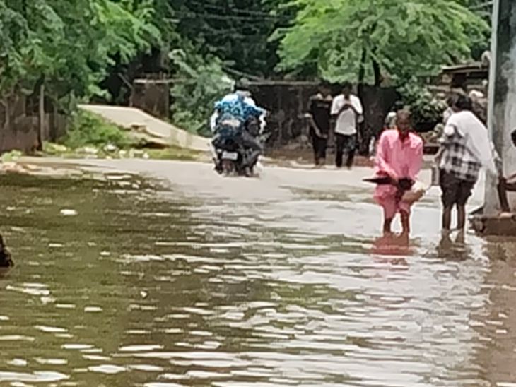 Flood in Khar Nallah, water entered in nearby houses | सबलगढ़ तालाब हुआ ...
