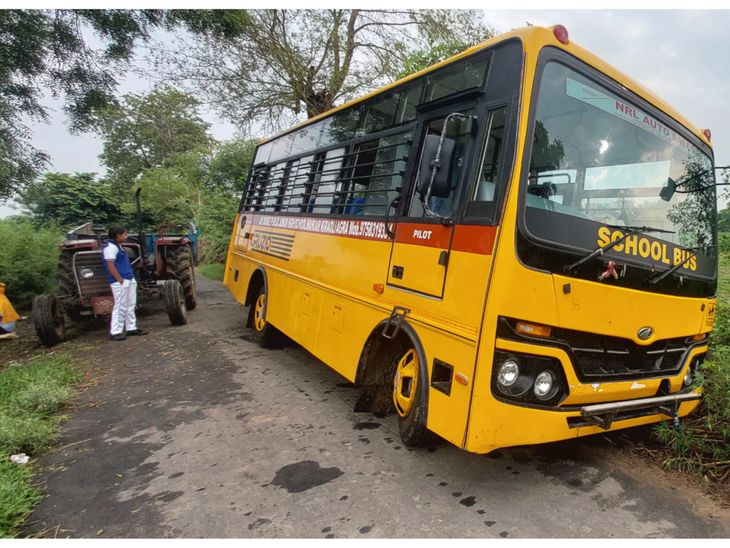 School bus stuck in the pit of Gangajal pipeline | गंगाजल पाइपलाइन के ...