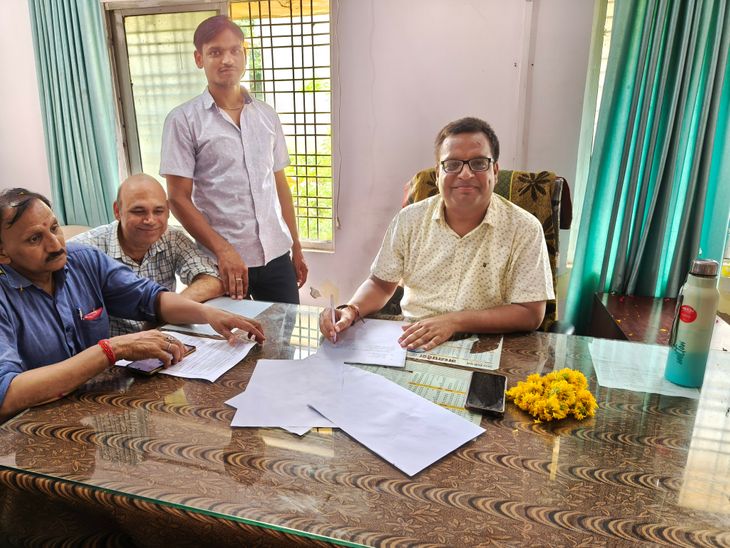Kailaras Tehsildar Sharma took charge | कैलारस तहसीलदार शर्मा ने संभाला ...