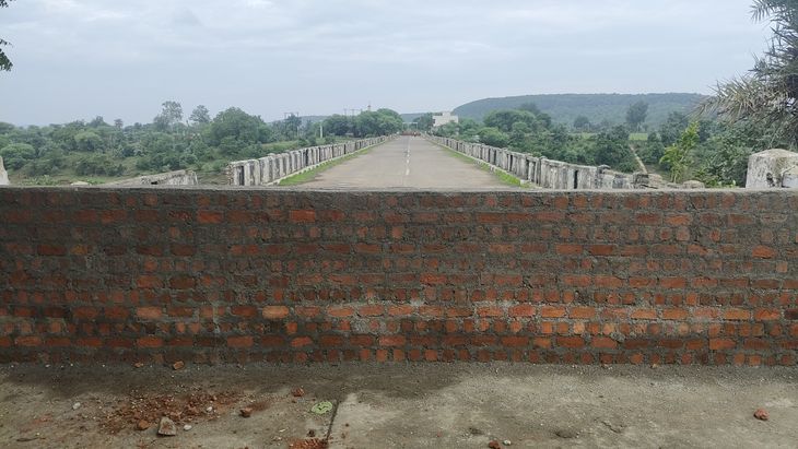 The administration closed the road by building a wall on the bridge of ...