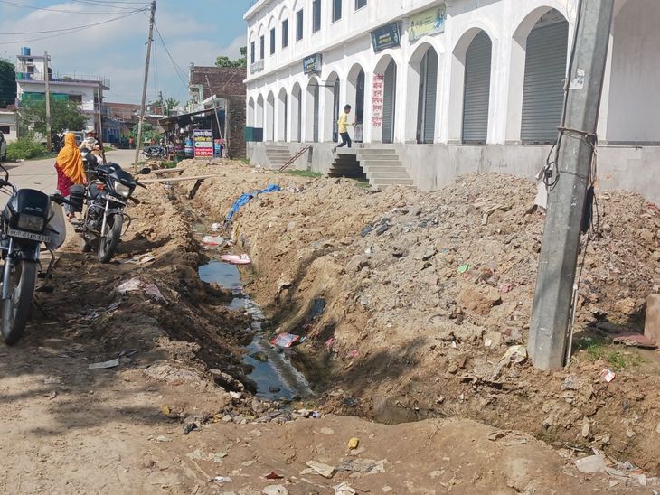 People are facing problems due to open drain in Saughat market | साऊघाट ...