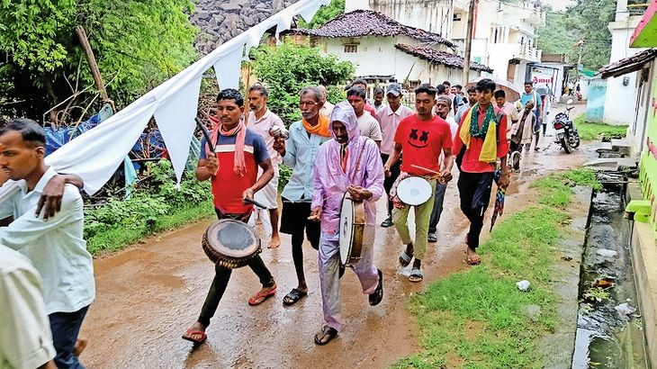 Procession taken out on Mata Pahanani in Bhandaripara, Prasad ...