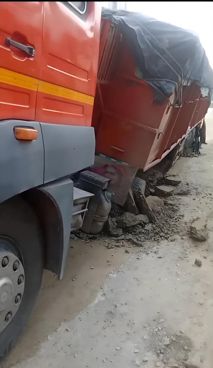 Eight tyres of the trolley got stuck in the sewer line area