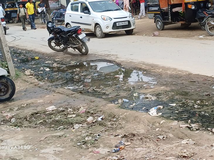 Sewer water entered the houses in Suriyawan | सुरियावां में नाले का ...