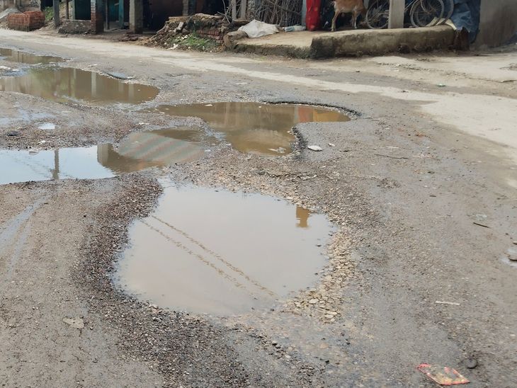 In Prayagraj, the PWD road broke down within a year