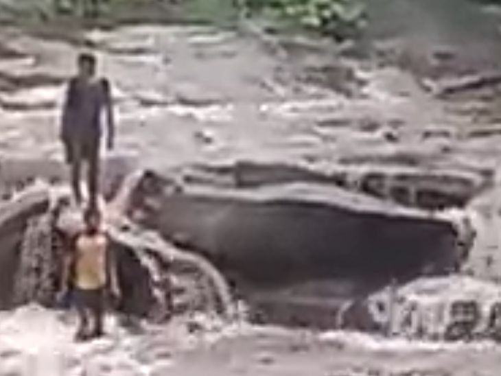 Tourists are risking their lives at Raja Baba Falls | राजा बाबा फॉल में ...