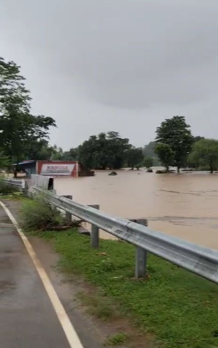 Silli Podi road from Pali is closed, water is flowing above the bridge ...