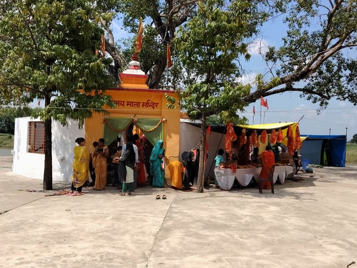 Devotees reached the Mata temple for darshan during Abar | आबर के समय ...