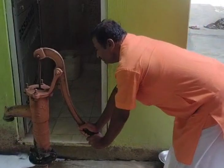 Water is not coming out from the hand pump, people are upset ...