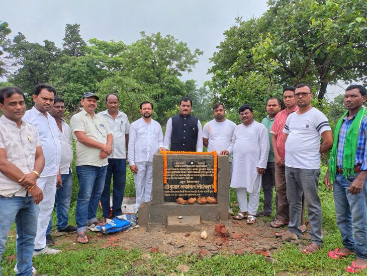 The MLA laid the foundation stone for a road worth one crore | विधायक ...