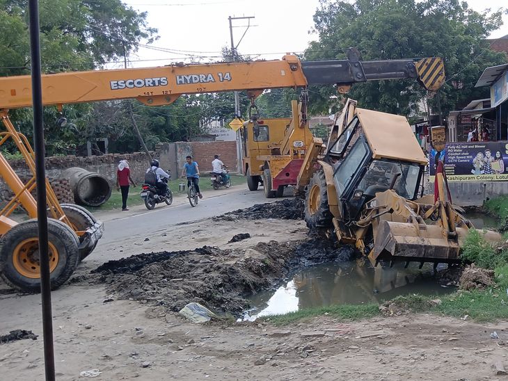 JCB got stuck in the swamp while laying sewer line in Varanasi