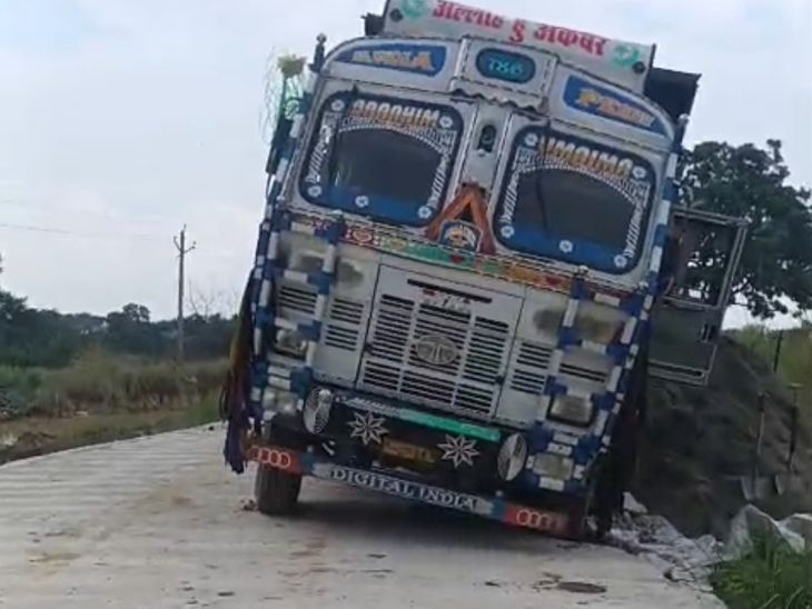Road construction scam in Banthra | बंथरा में सड़क निर्माण में घोटाला: 30 दिन में ही धंसी नई ...