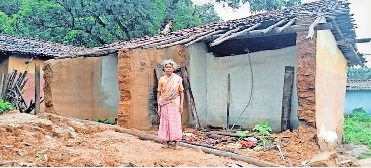 Due to continuous rain, kutcha houses collapsed in Dubil village of ...