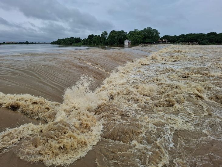 Shivnath river is in spate due to continuous rain | दुर्ग में लगातार ...