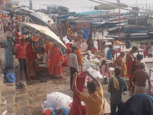 A huge crowd of devotees gathered in Varanasi on Guru Purnima