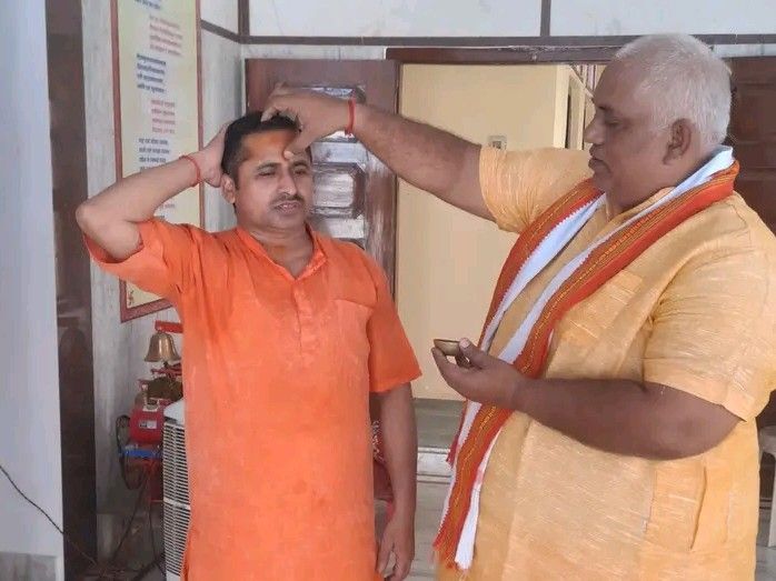 Honoring the temple priest on Guru Purnima in Rudauli | रुदौली में गुरु ...