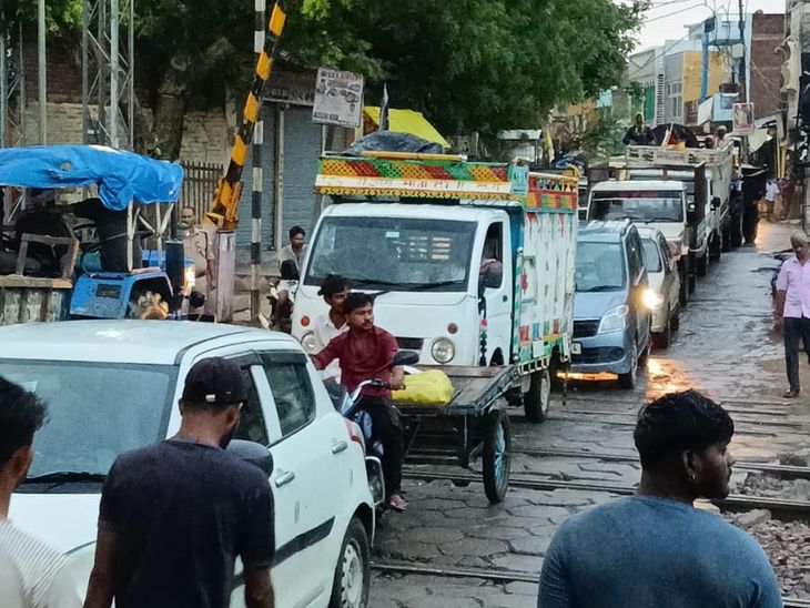 Traffic chaos at railway crossing near Achalda station | अछल्दा स्टेशन ...
