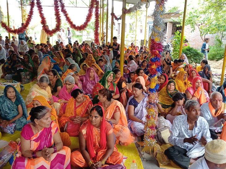 Crowds of devotees gathered at the ashram on Guru Purnima | गुरु ...