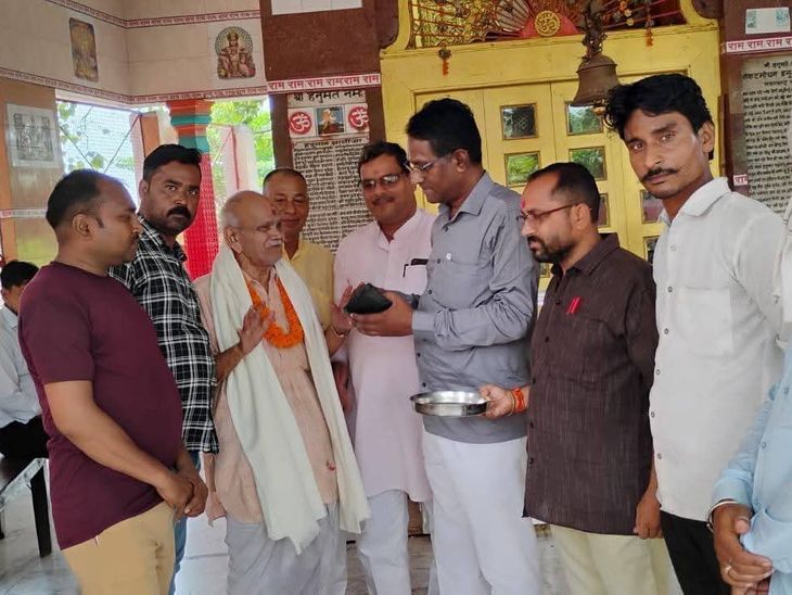 Guru Purnima celebrated in Saidapur Bhau | सैदापुर भाऊ में मना गुरु ...