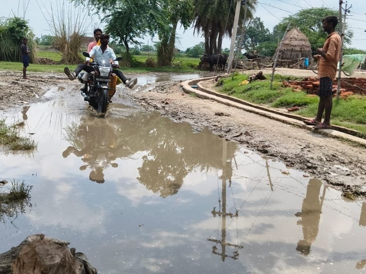 The condition of Amritpur-Kaithava road of Bidhuna is bad | बिधूना के ...