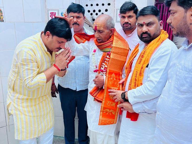 MLA honored the temple priest in Kadru | कडरू में विधायक ने किया मंदिर ...