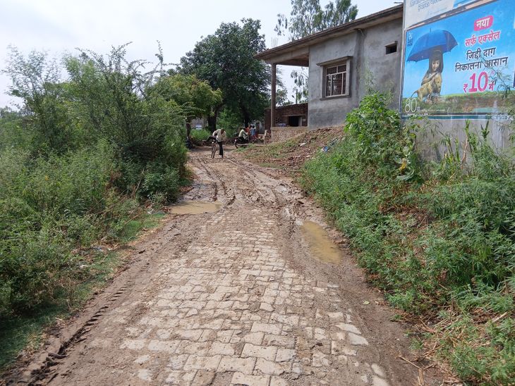 The dilapidated interlocking road became a cause of trouble