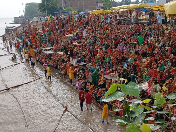 Crowd gathered at Umanath Ghat on the first day of Sawan; bhaskar ...