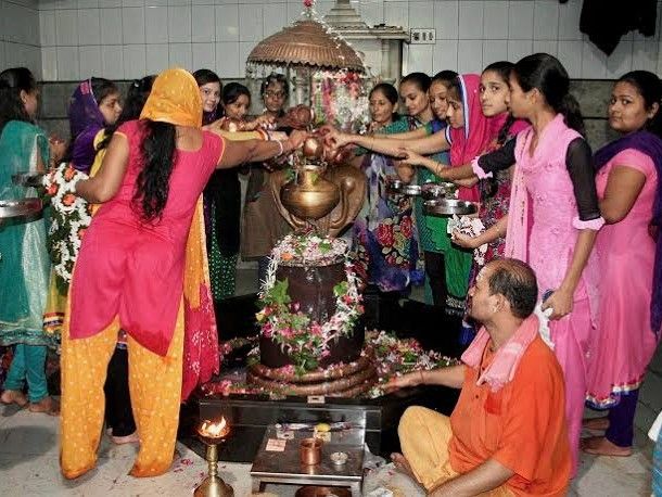 Devotees gathered in Shiva temples in Khirkiya, women performed puja ...