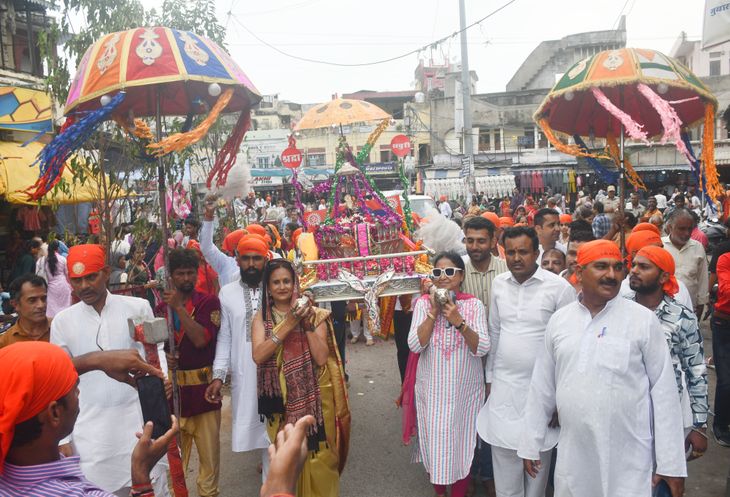 Sai Baba's procession taken out in a silver palanquin, 25 drums from ...