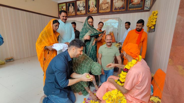 Worshiped the feet of Guru at Shivom Tirtha Ashram and Rampur Temple ...