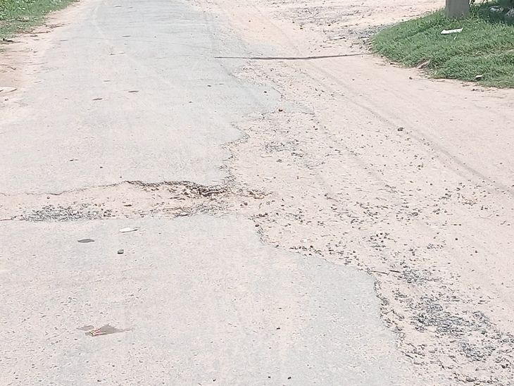 The condition of Nandabhar-Pipra Sonadi road of Maharajganj is bad ...