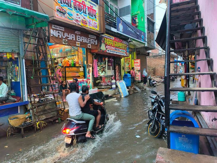 Raining in Ghatampur since night winds of 30 kmph waterlogging on roads