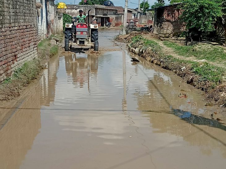 Waterlogging on the road from Bhinga to Gaddi Purva | भिनगा से गद्दी ...